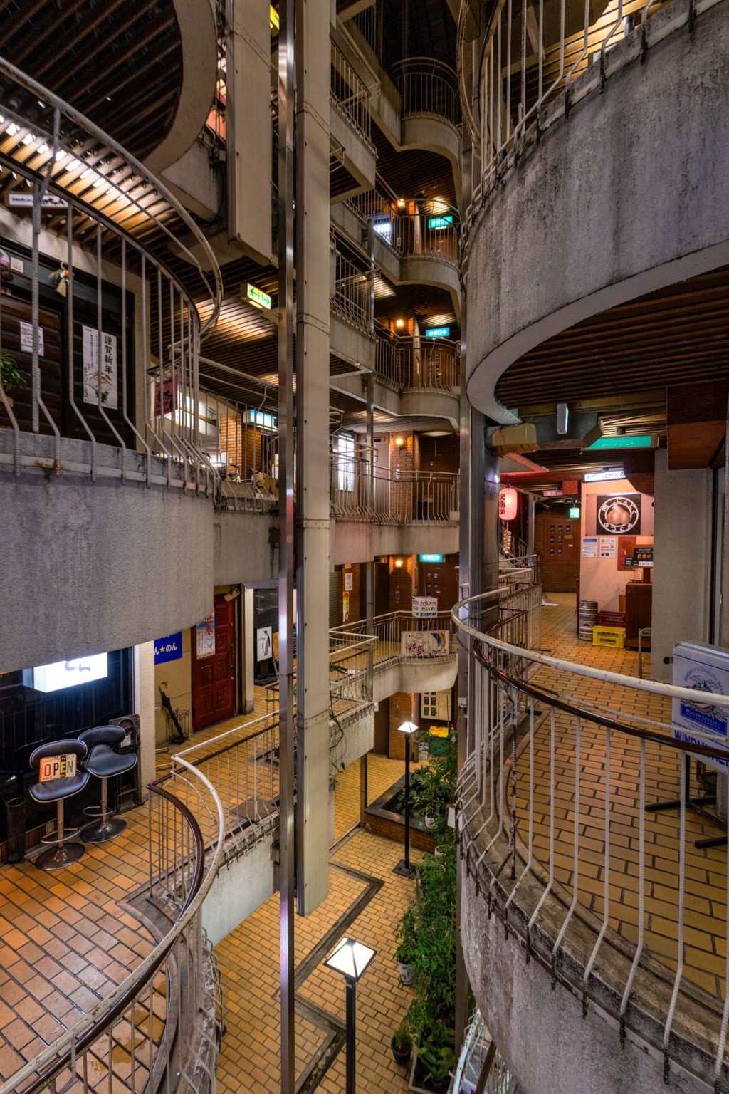 ヌーベル甲子園口｜立体構造の迷宮みたいで素晴らしいビル – toshibo | Urban Exploration Photography